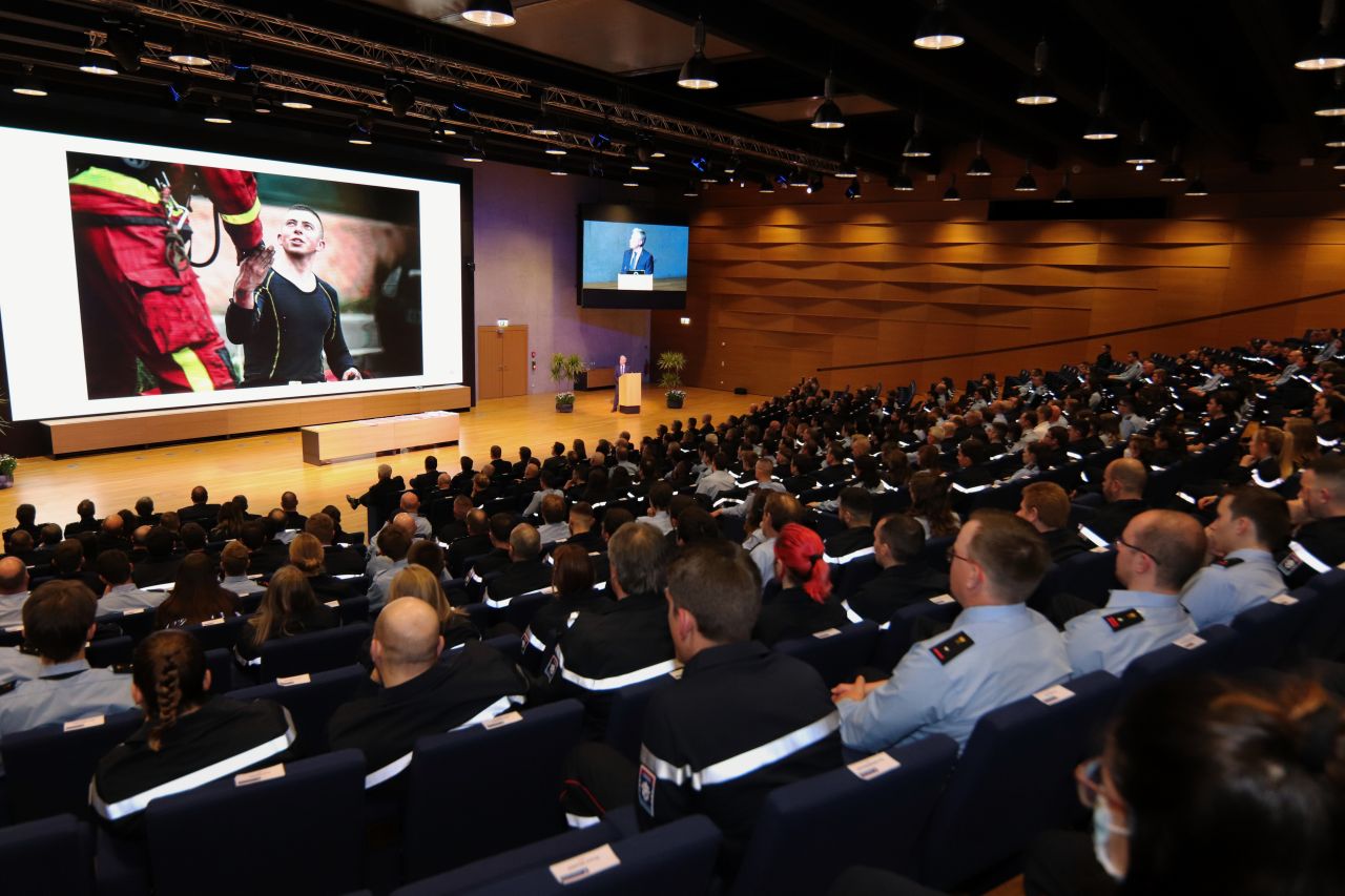 Remise de diplômes aux pompiers du CGDIS - Actualités - Corps grand ...