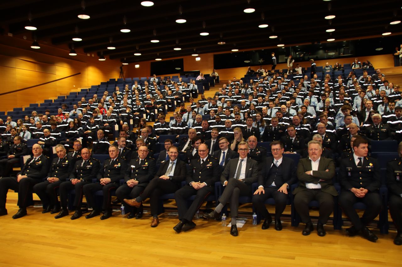 Remise de 1177 diplômes aux pompiers du CGDIS - Actualités - Corps ...