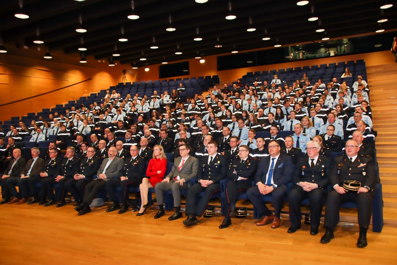 Remise de 931 diplômes aux pompiers du CGDIS - Actualités - Corps grand ...