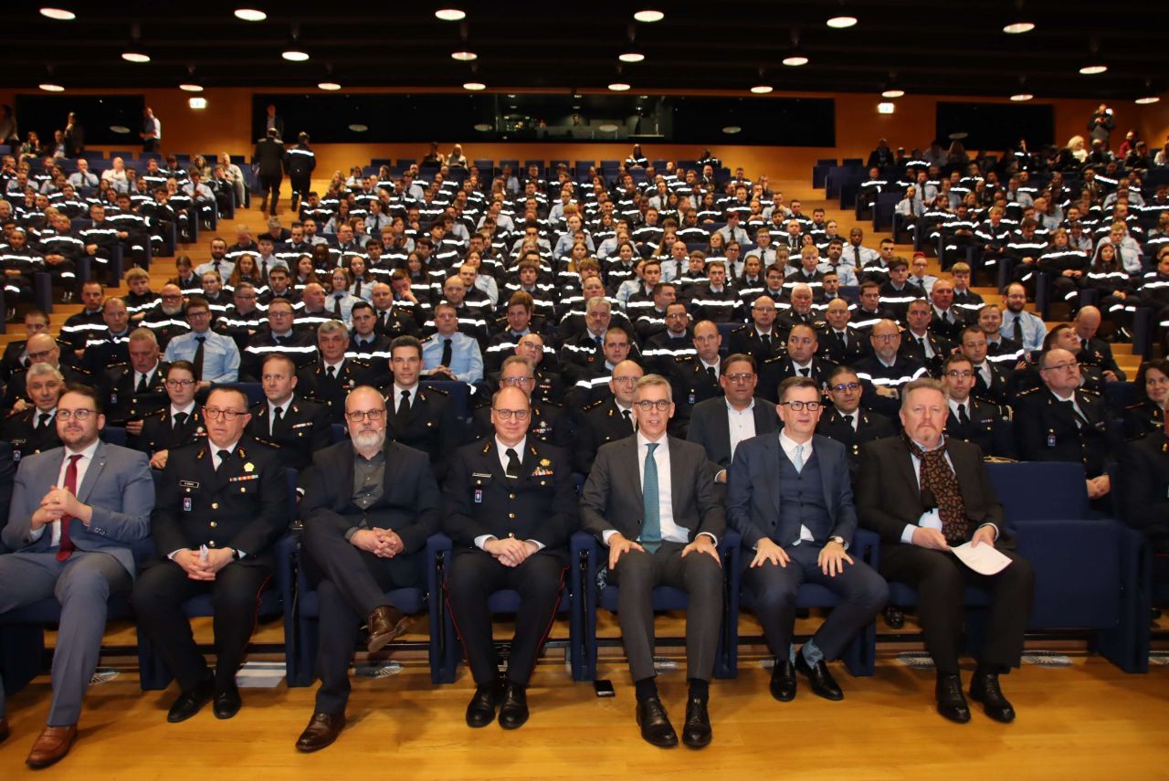 Remise de 1127 diplômes aux pompiers du CGDIS - Actualités - Corps ...